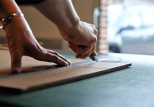 Marie-Anne Thieffry - Dentellière sur carton - Fondation Rémy Cointreau