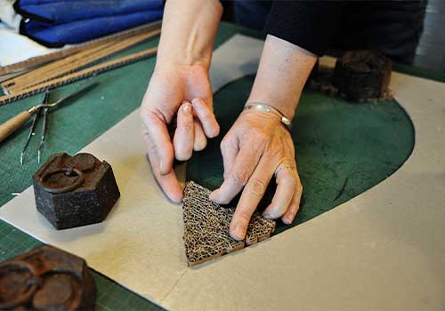 Marie-Anne Thieffry - Dentellière sur carton - Fondation Rémy Cointreau